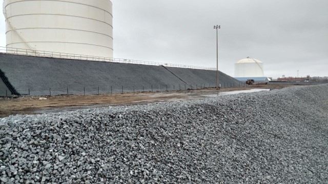 CASE STUDY: 3D Soil Confinement System Repairs Eroded Dikes Protecting ...